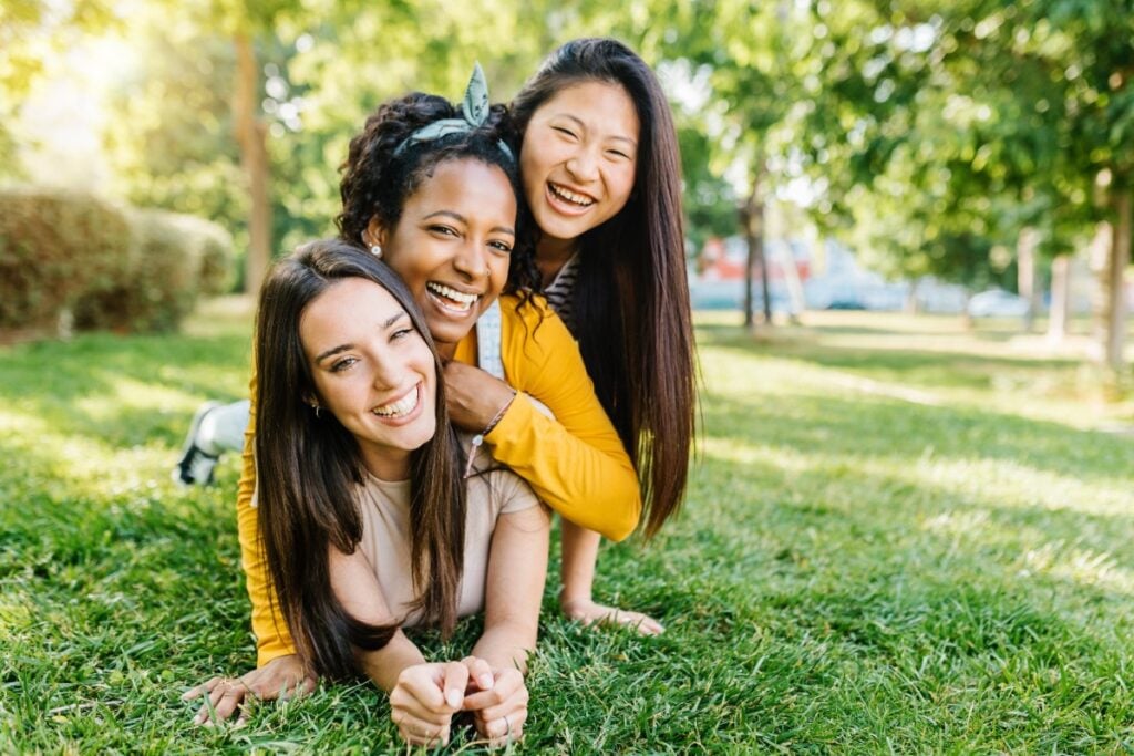 15 Things People Do Around Others That Make Friends Cringe | Sassy ...